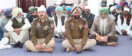 ADGP LAW & ORDER HANDS OVER RS 2 CRORE CHEQUES TO FAMILY OF SLAIN ...