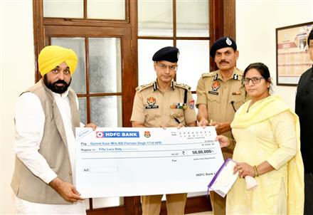 CM HANDS OVER CHEQUES WORTH RS 2 CRORE TO NEXT OF KIN OF COPS DIED ...