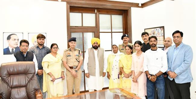 CM HANDS OVER CHEQUES WORTH RS 2 CRORE TO NEXT OF KIN OF COPS DIED ...