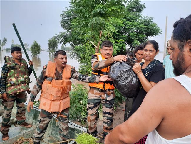 ARMY CONTINUE HELPS TO CIVIL AUTHORITIES DURING FLOOD RELIEF OPERATIONS ...