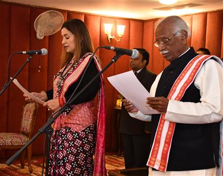 GOVERNOR SWORN IN DR. SONIA TRIKHA AS MEMBER OF HARYANA PUBLIC SERVICE ...