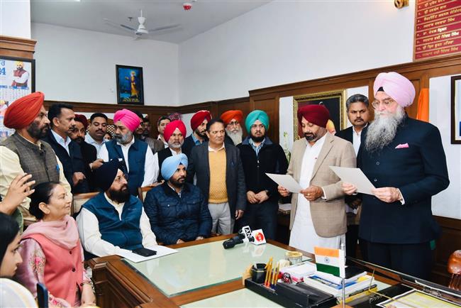SPEAKER SANDHWAN ADMINISTERS OATH TO KULDEEP SINGH KALA DHILLON AS MLA
